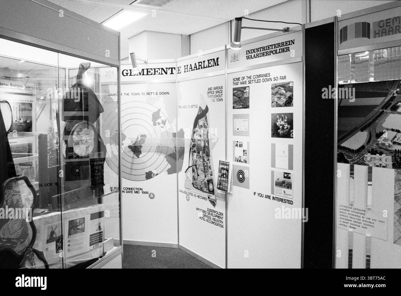 Maps with highlights Black and White Stock Photos & Images - Alamy