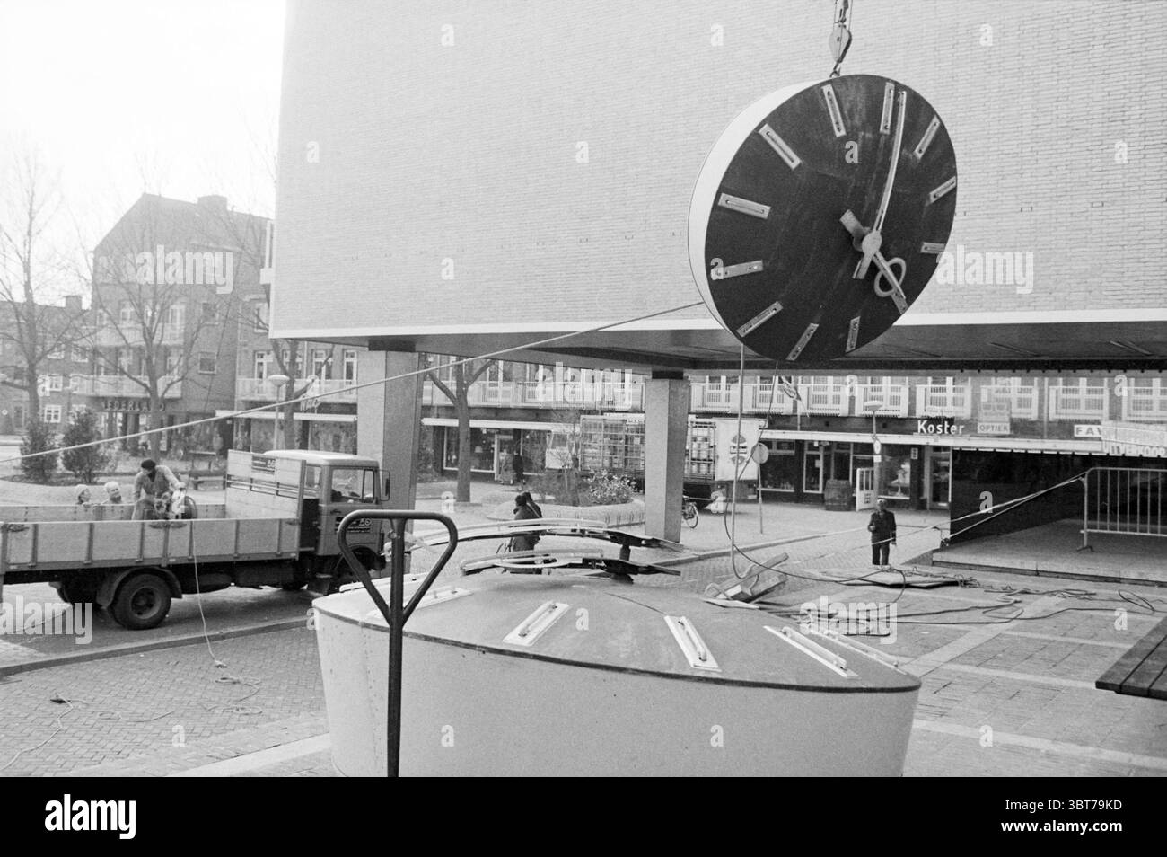 Dismantling the clocks of Velsen town hall. Clocks and timepieces ...