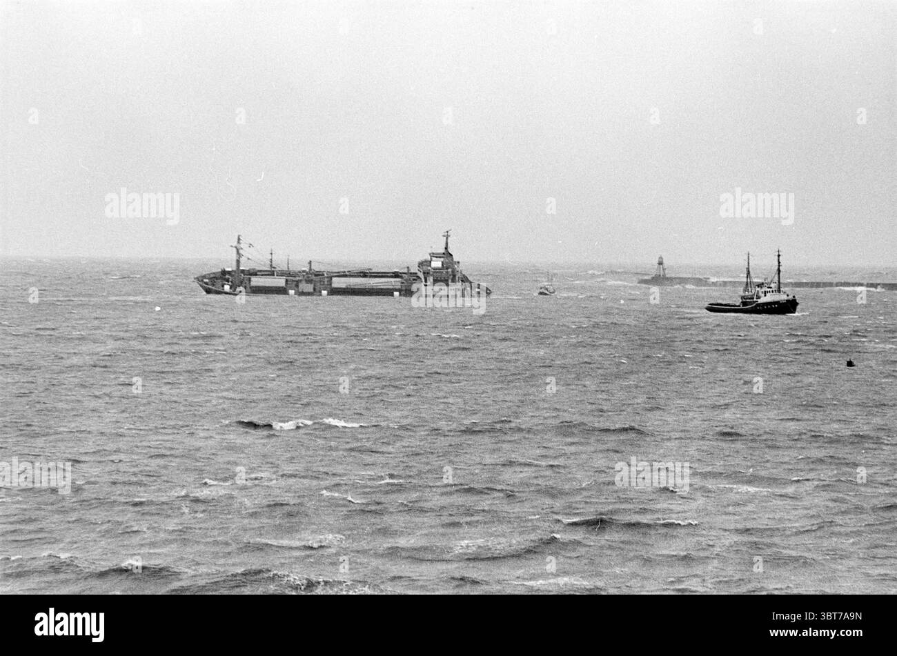 Salvage of grounded ship hi-res stock photography and images - Alamy
