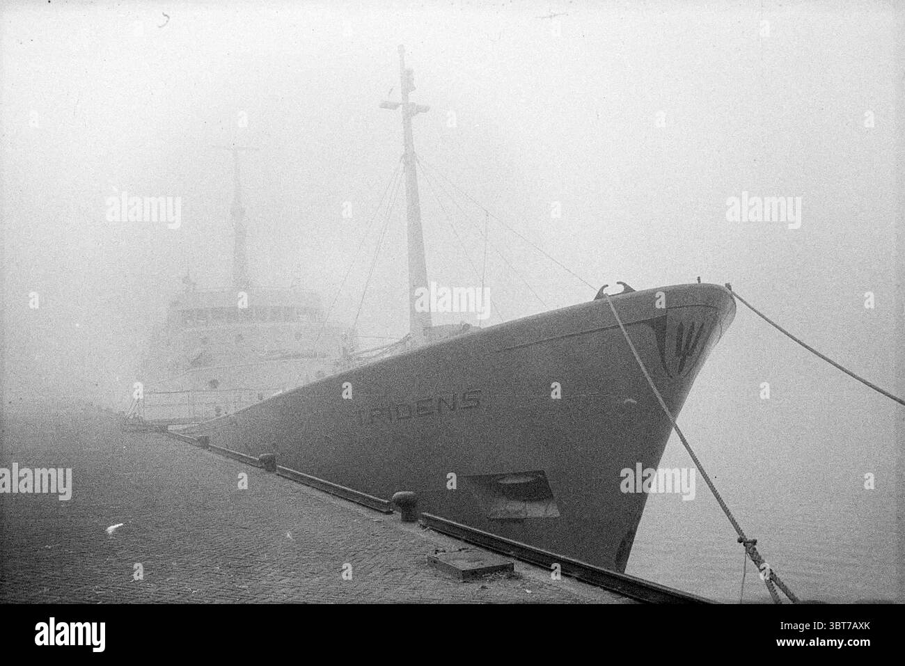 Ships color palette hi-res stock photography and images - Alamy