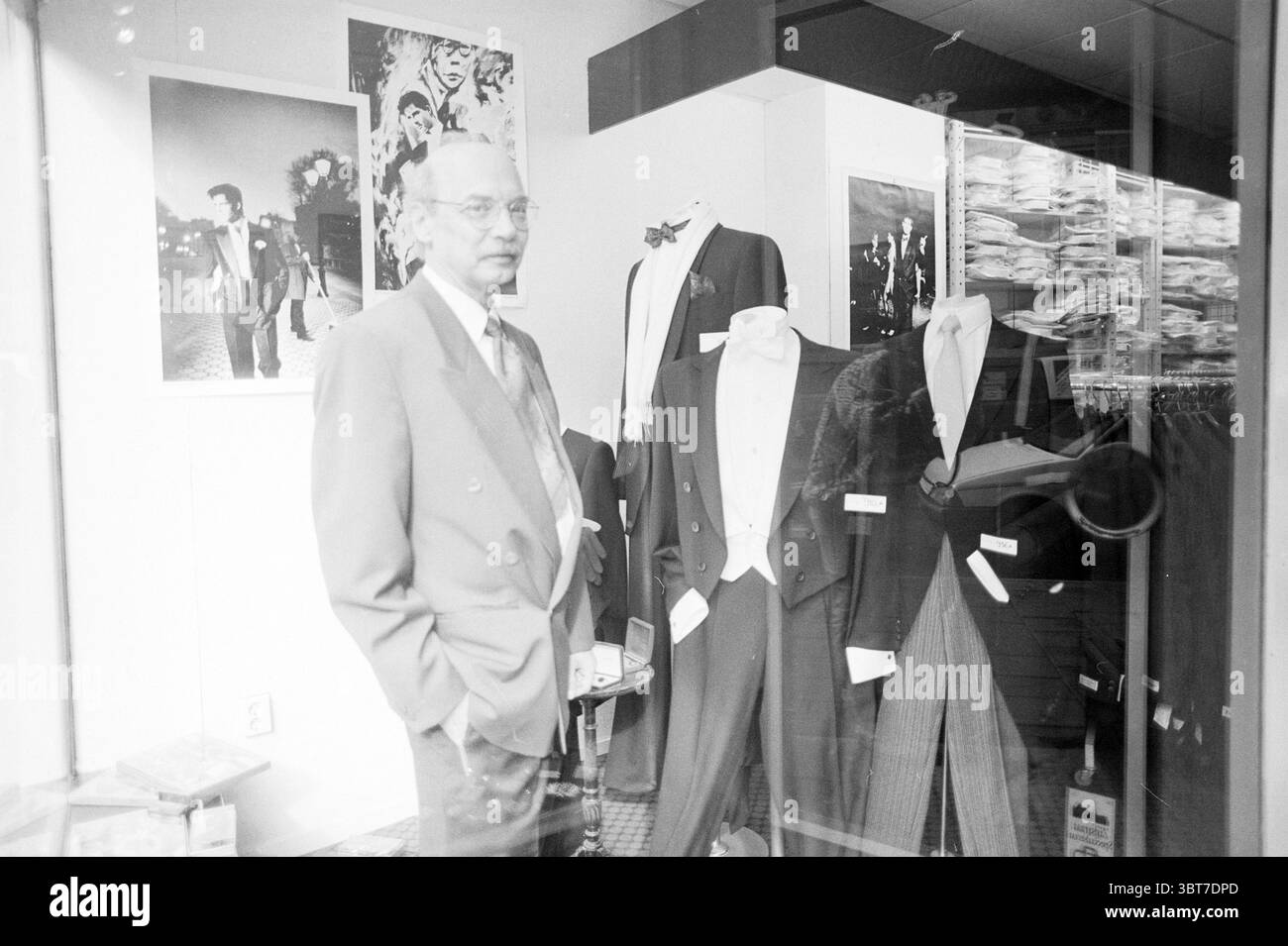 Uniform color palette dominated hi-res stock photography and images - Alamy