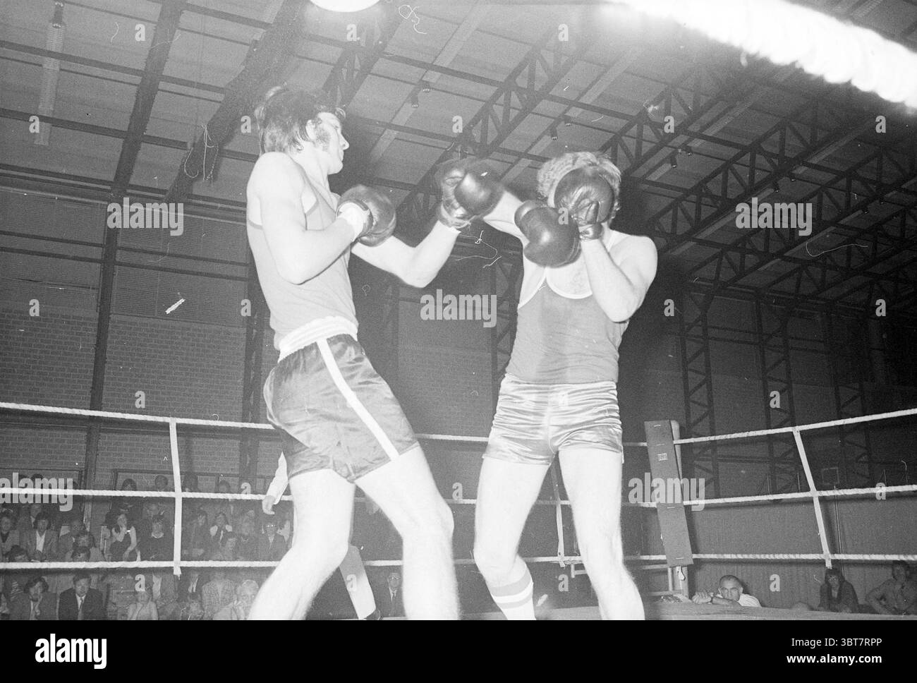 Boxer match crowd cheering hi-res stock photography and images - Alamy