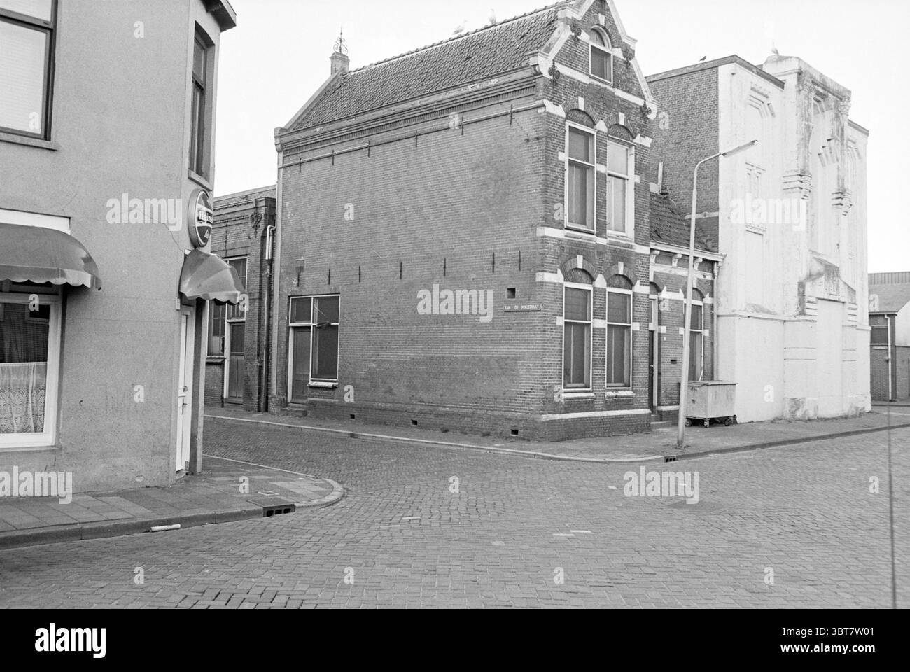 Unadorned building occupies hi-res stock photography and images - Alamy