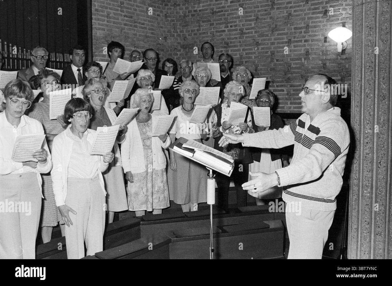 Group of older men singing hi-res stock photography and images - Alamy