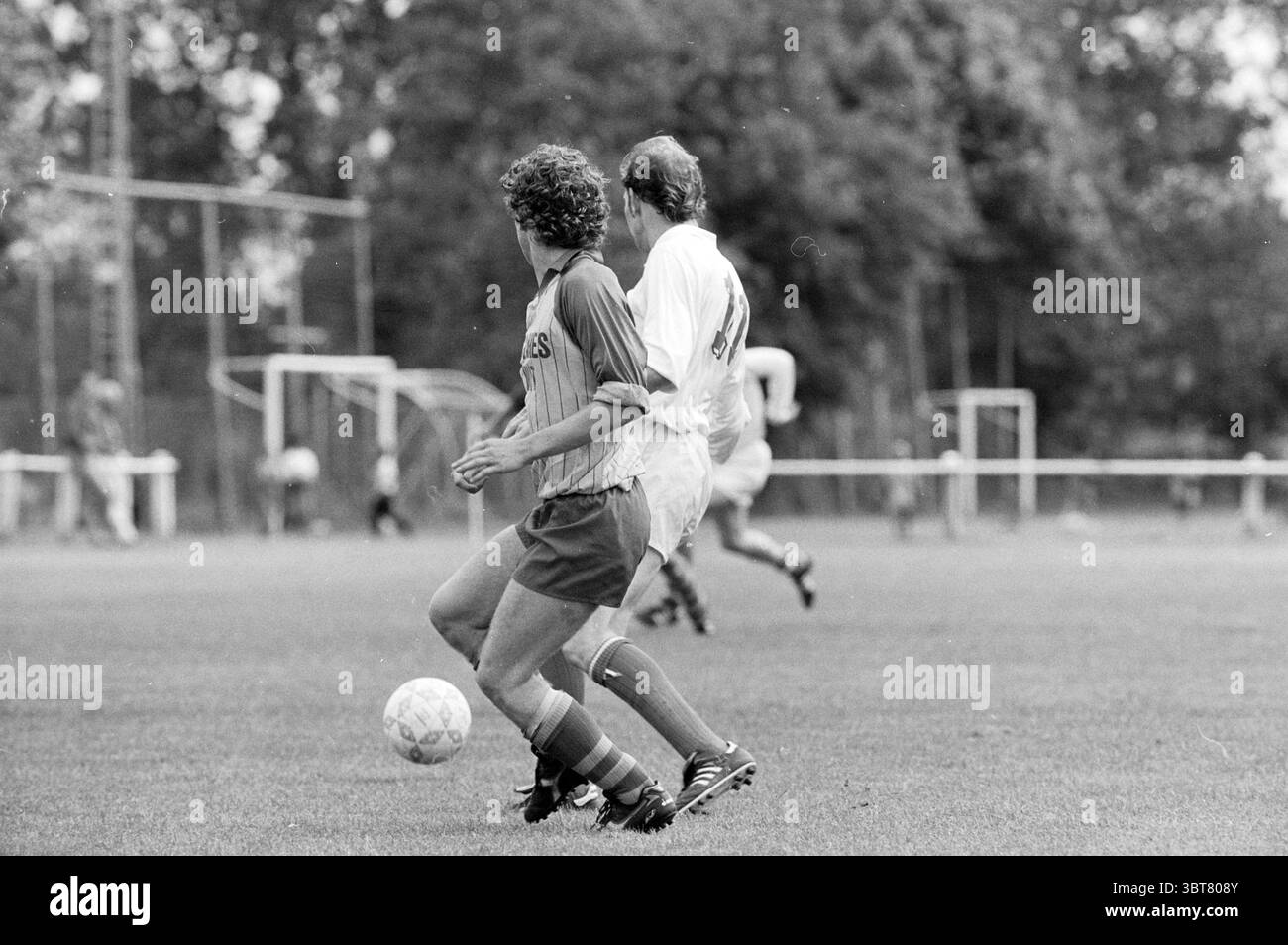 Soccer player taking ready stance hi-res stock photography and images ...