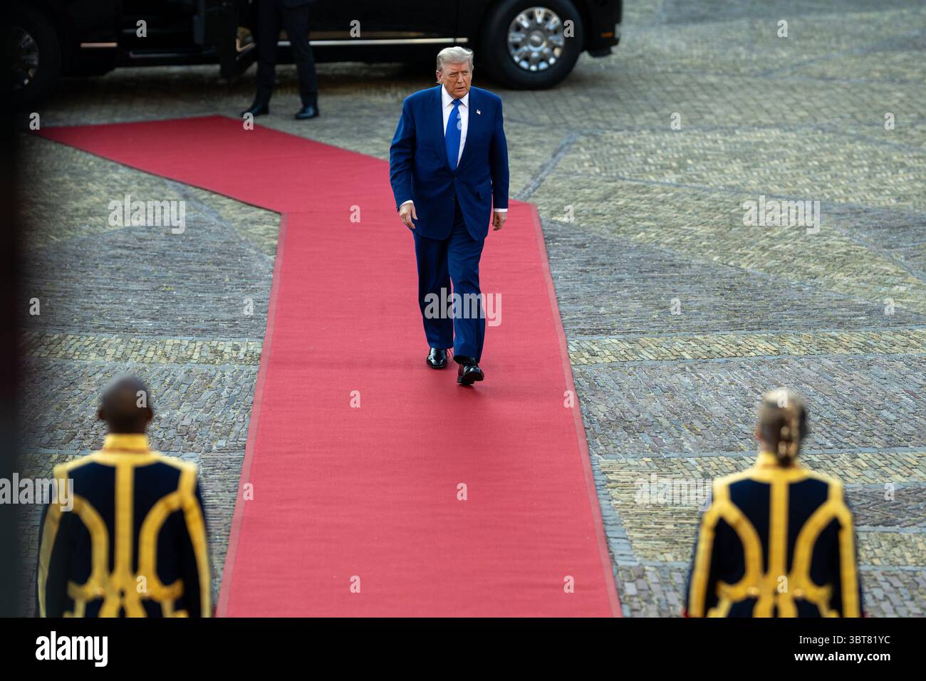 President Donald Trump arrives to the Huis ten Bosch Palace before ...
