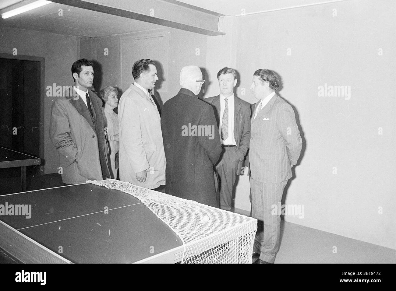 Semi circle office interior hi-res stock photography and images - Alamy