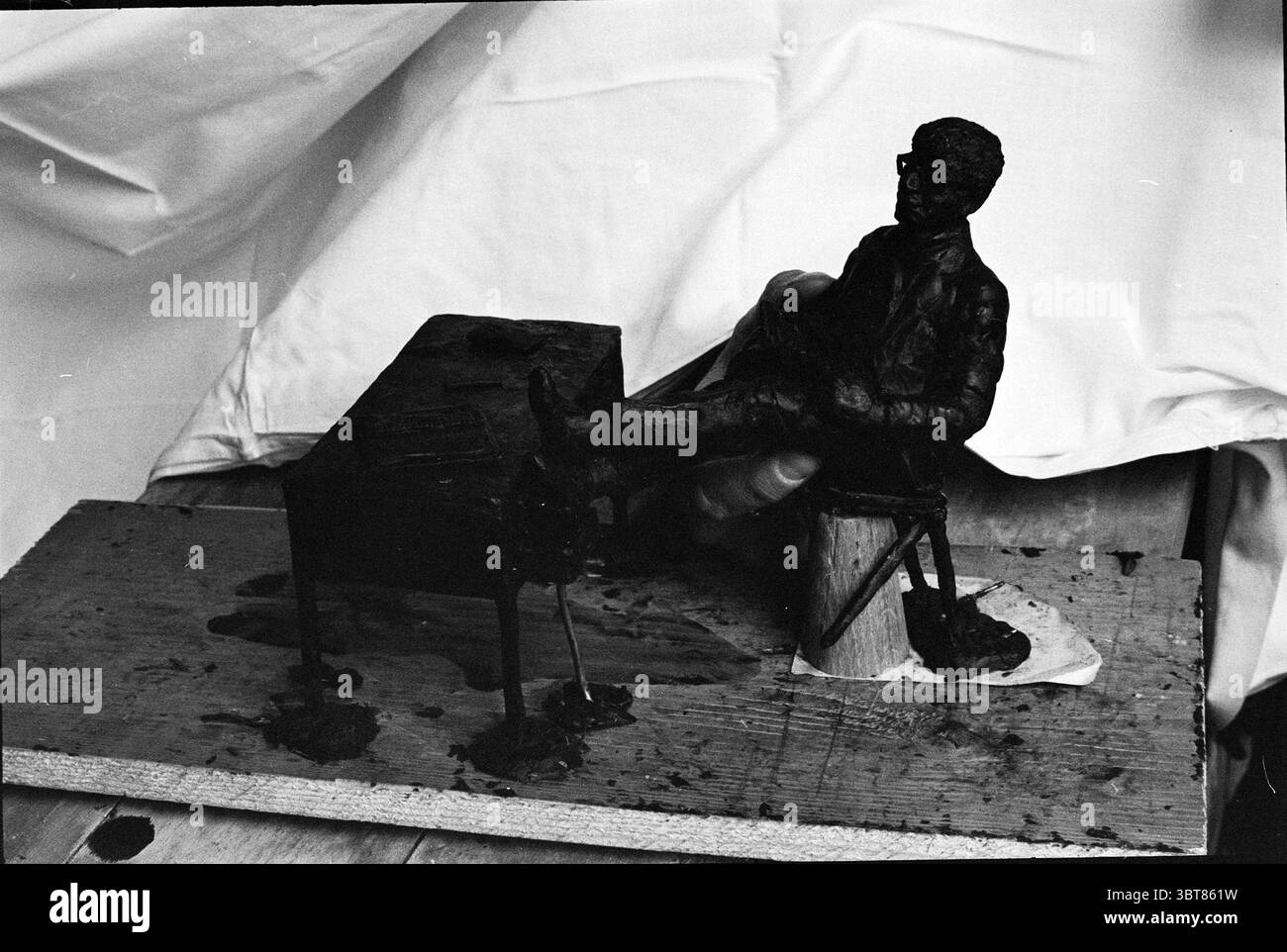 Seated figure positioned hi-res stock photography and images - Alamy