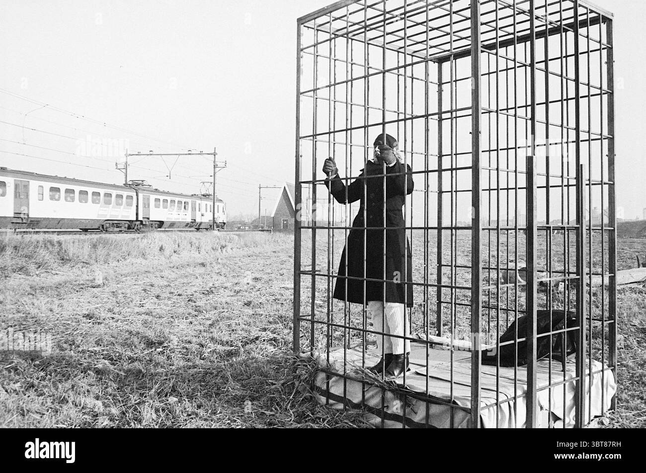 Metallic cage stands hi-res stock photography and images - Alamy