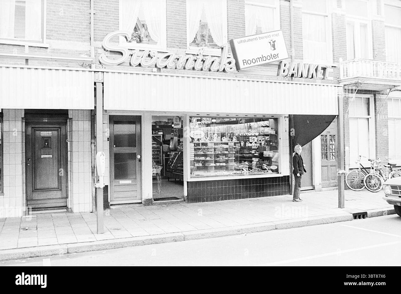 Vintage storefront sign adorned hi-res stock photography and images - Alamy