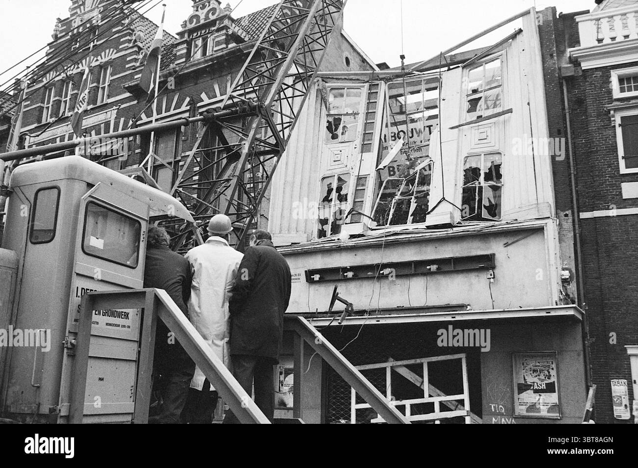 Cold people inside Black and White Stock Photos & Images - Alamy