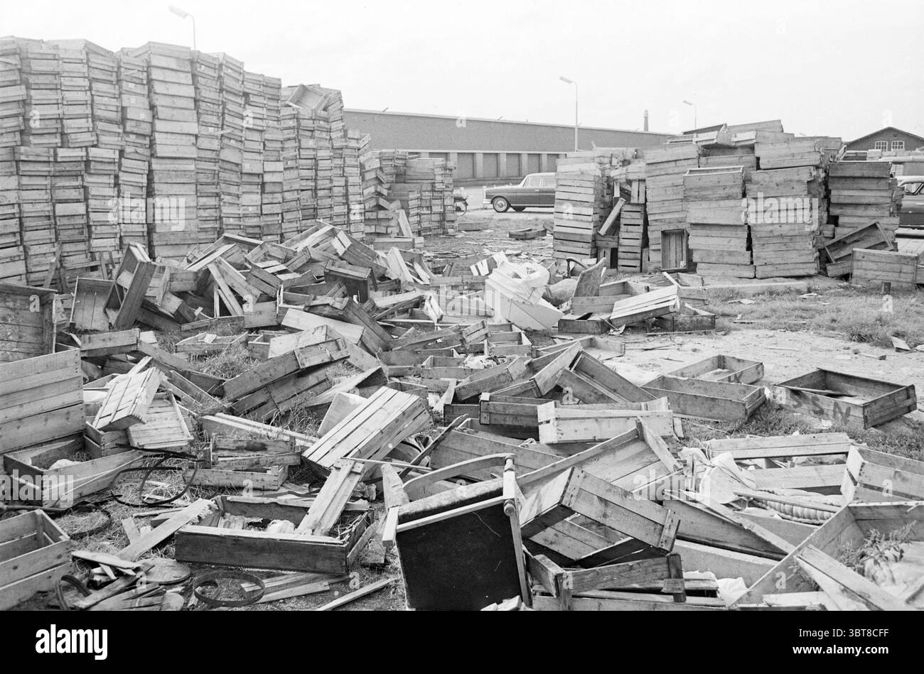 Additional crates rise hi-res stock photography and images - Alamy