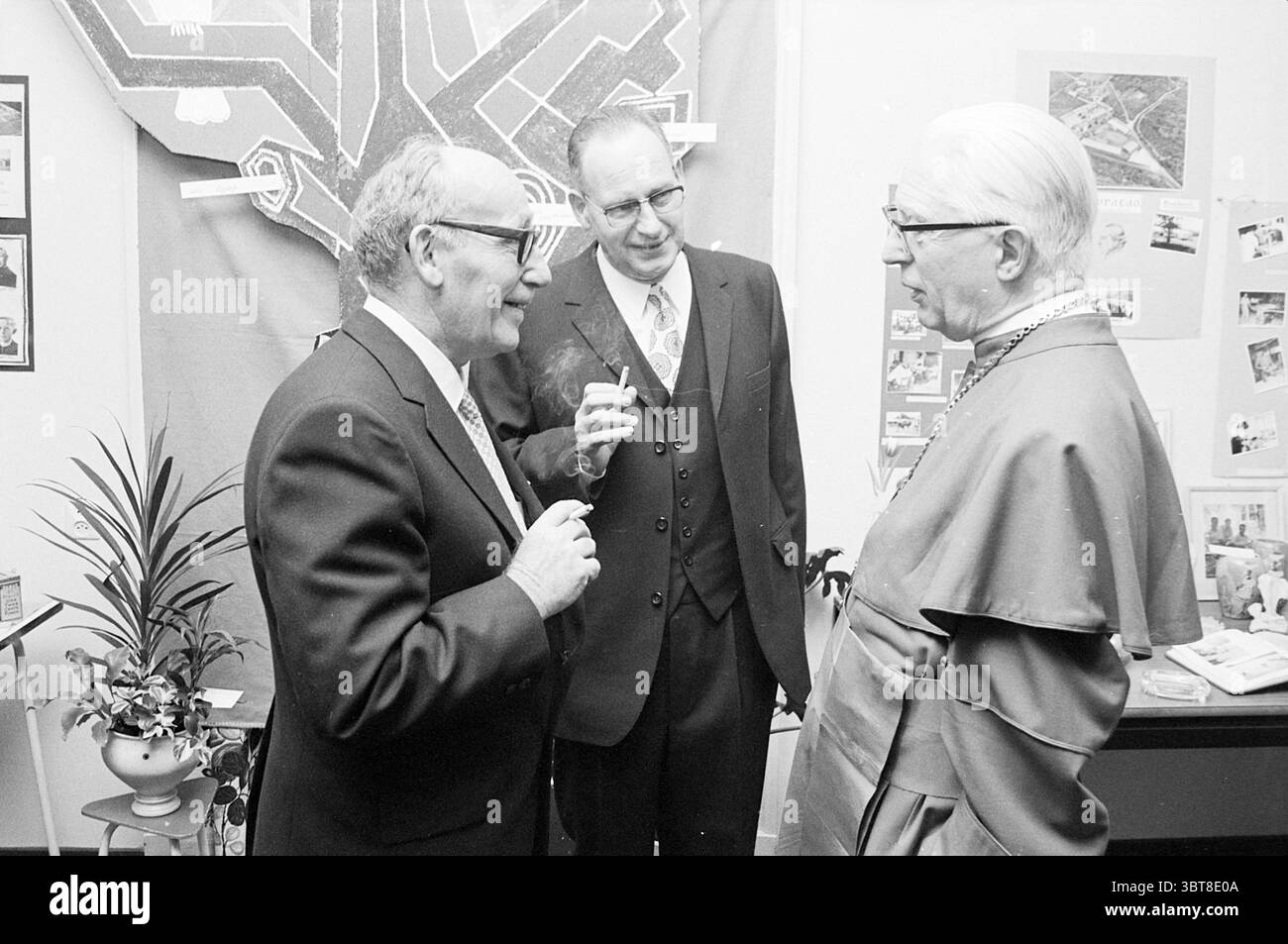 Man holding cigarette listens hi-res stock photography and images - Alamy