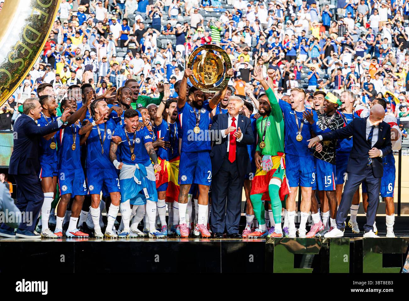 New Jersey - July 13: Chelsea FC players lifts the FIFA Club World Cup ...