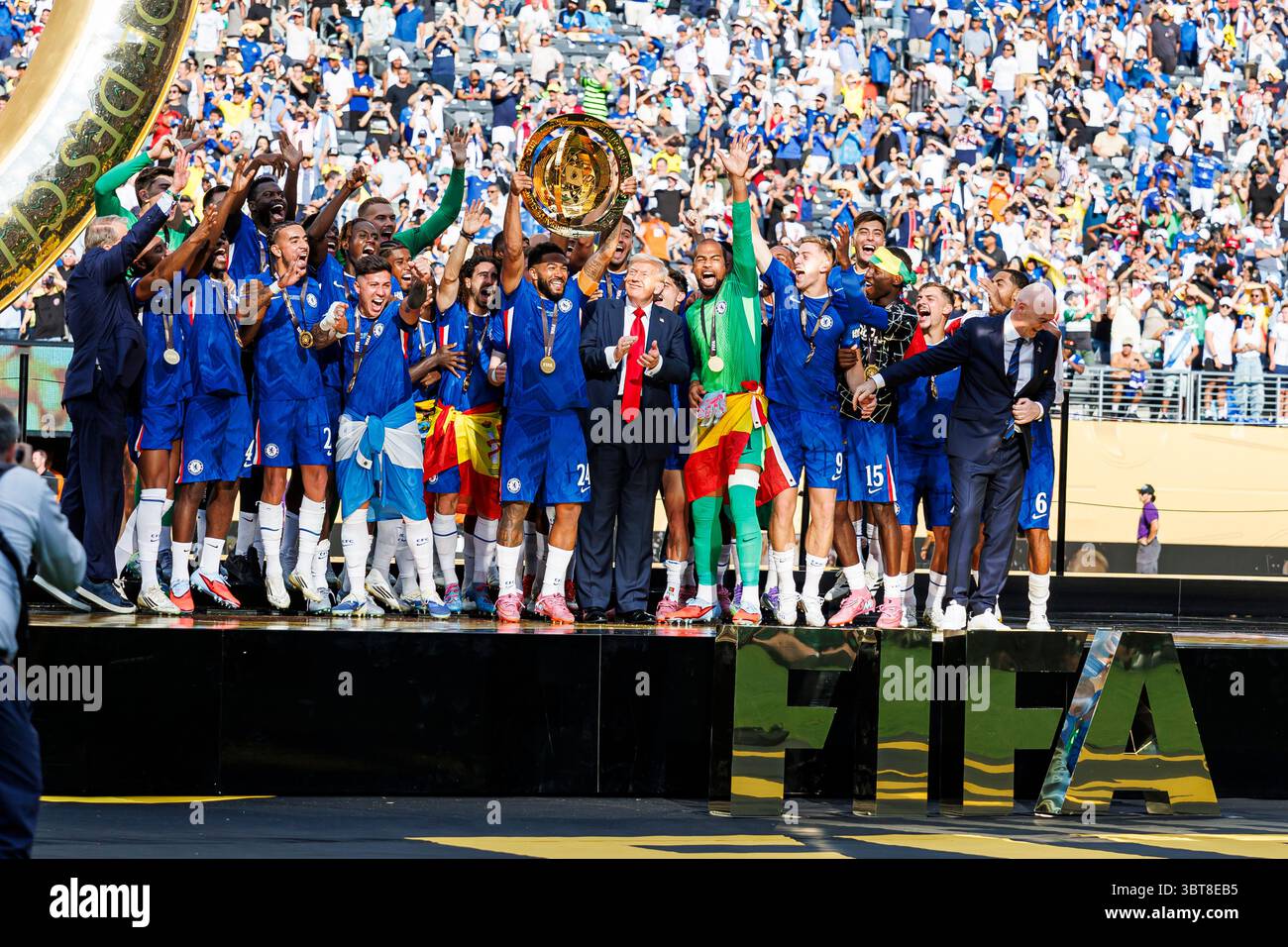 New Jersey - July 13: Chelsea FC players lifts the FIFA Club World Cup ...