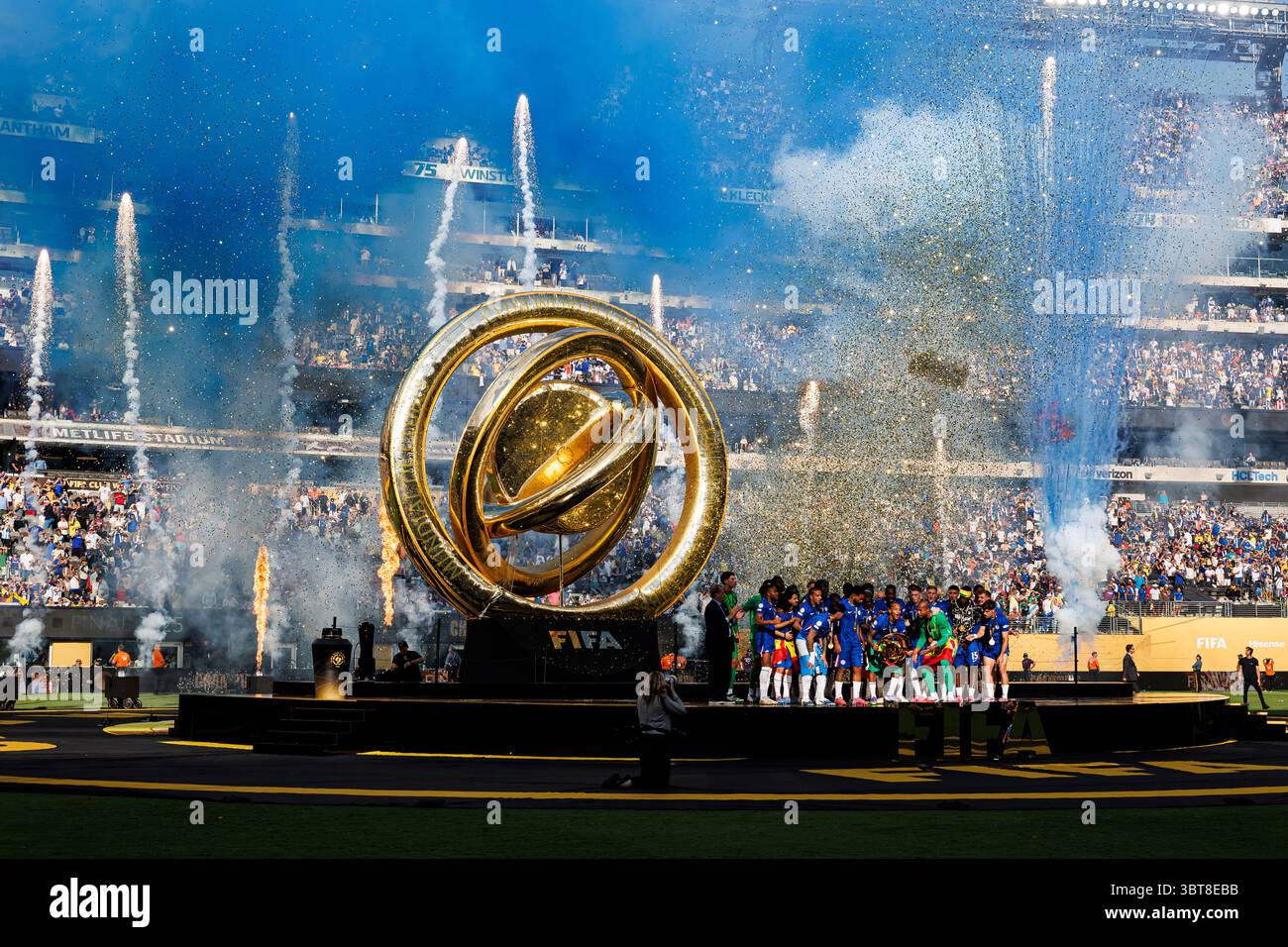 New Jersey - July 13: Chelsea FC players lifts the FIFA Club World Cup ...