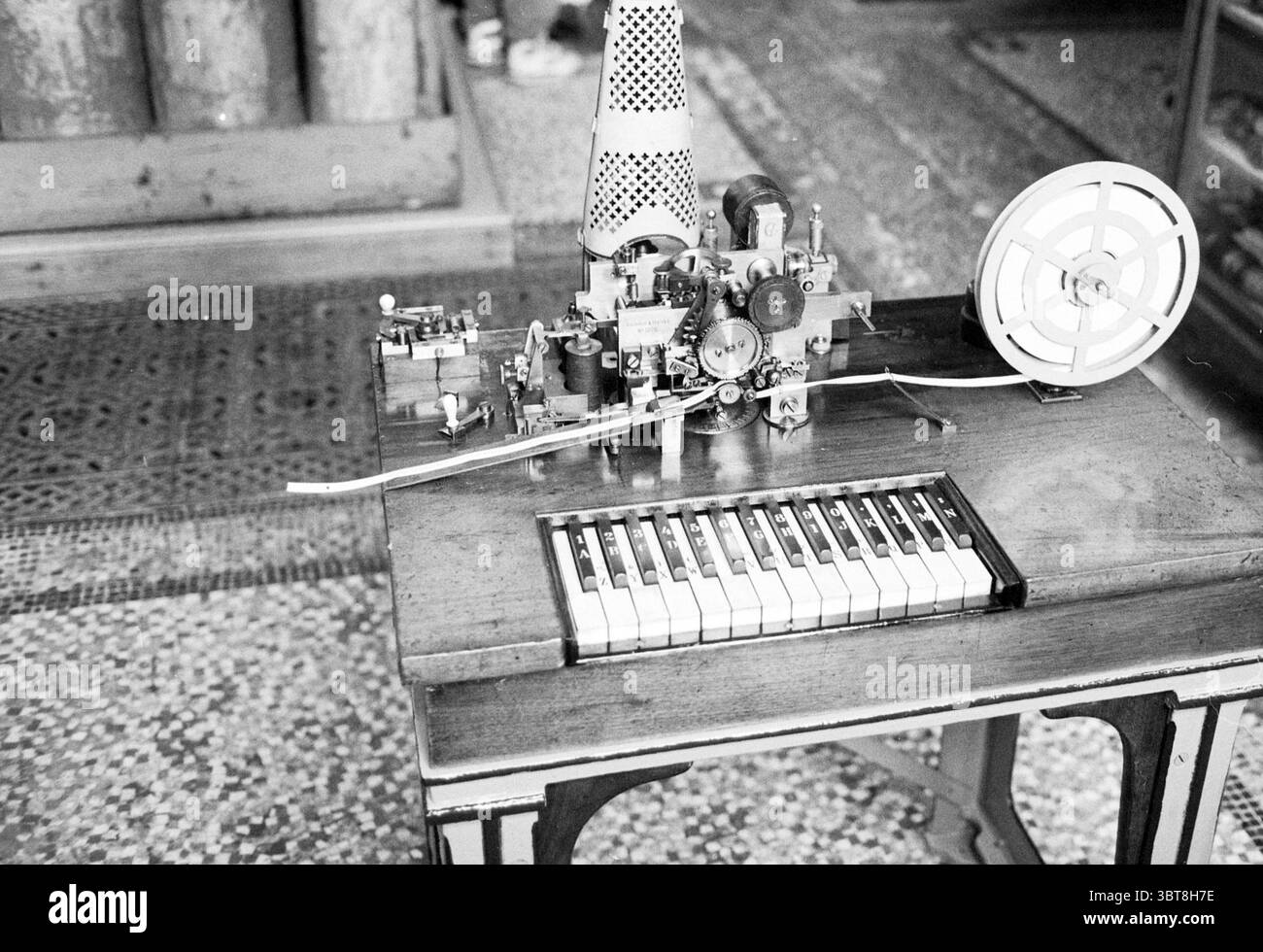Telegraph machine hi-res stock photography and images - Alamy