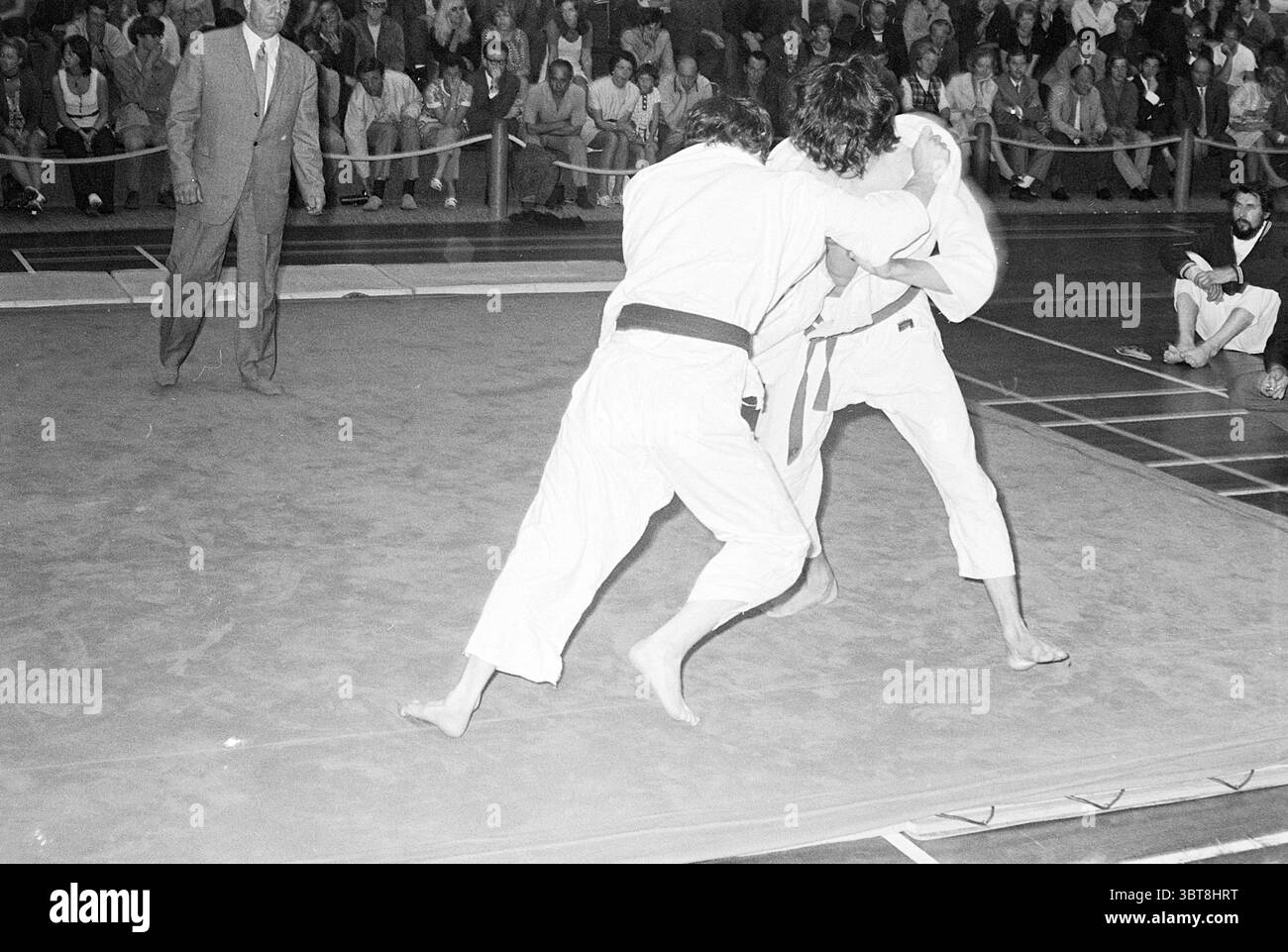 Postures tense hi-res stock photography and images - Alamy