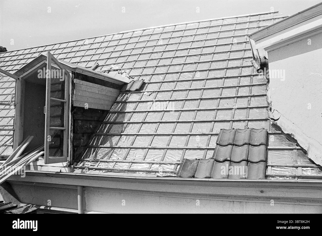 Insulation material under roof tiles 4 directors Garant Leiden Niesink ...