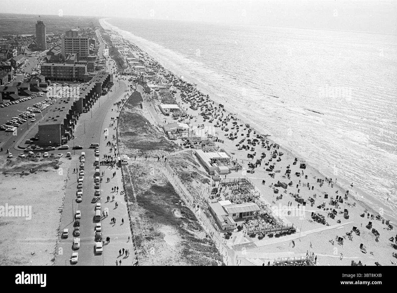 Sprawling beachside landscape hi-res stock photography and images - Alamy