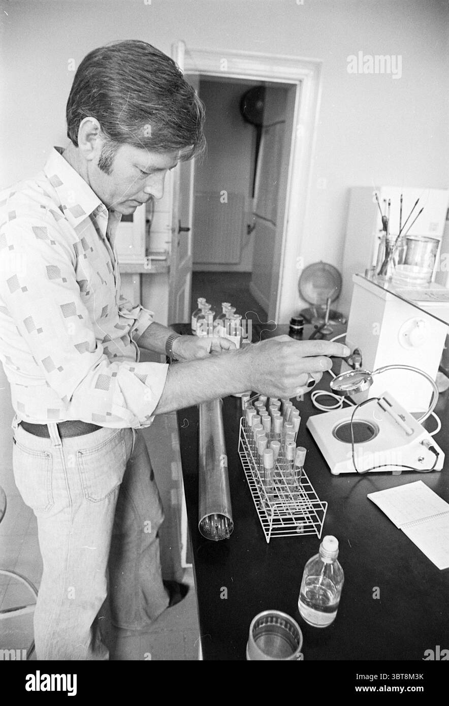 Test tubes filled bright liquids hi-res stock photography and images ...