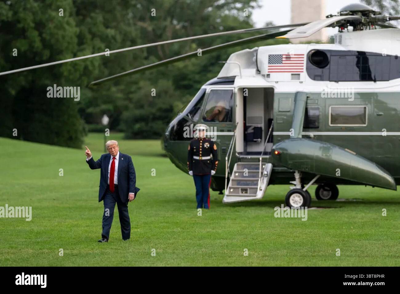 Marine one landing on hi-res stock photography and images - Alamy