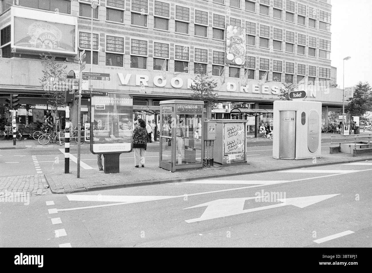Place to wait Black and White Stock Photos & Images - Alamy