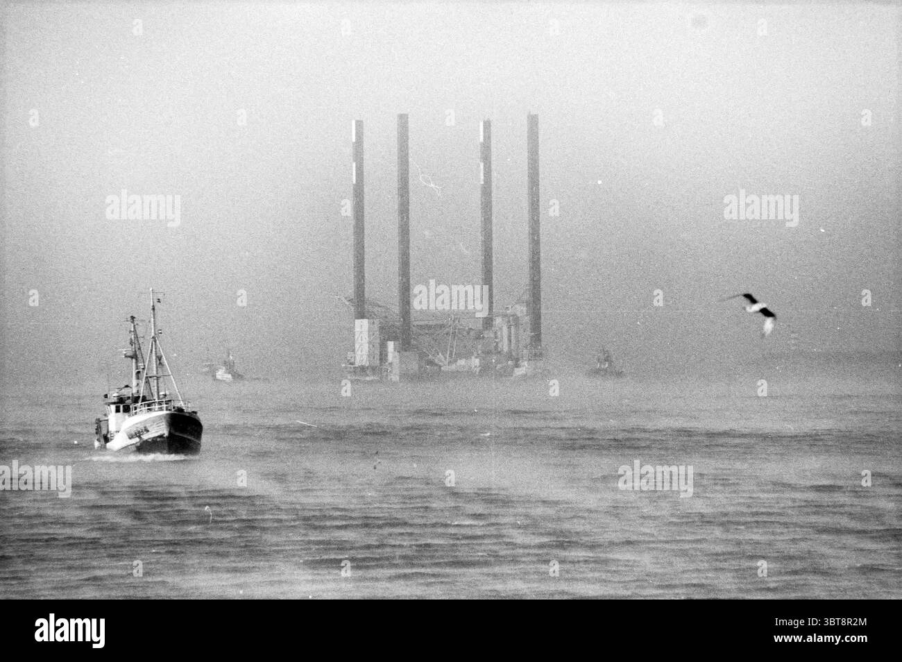 Drilling rig entering IJmuiden piers Drilling rigs IJmuiden The ...