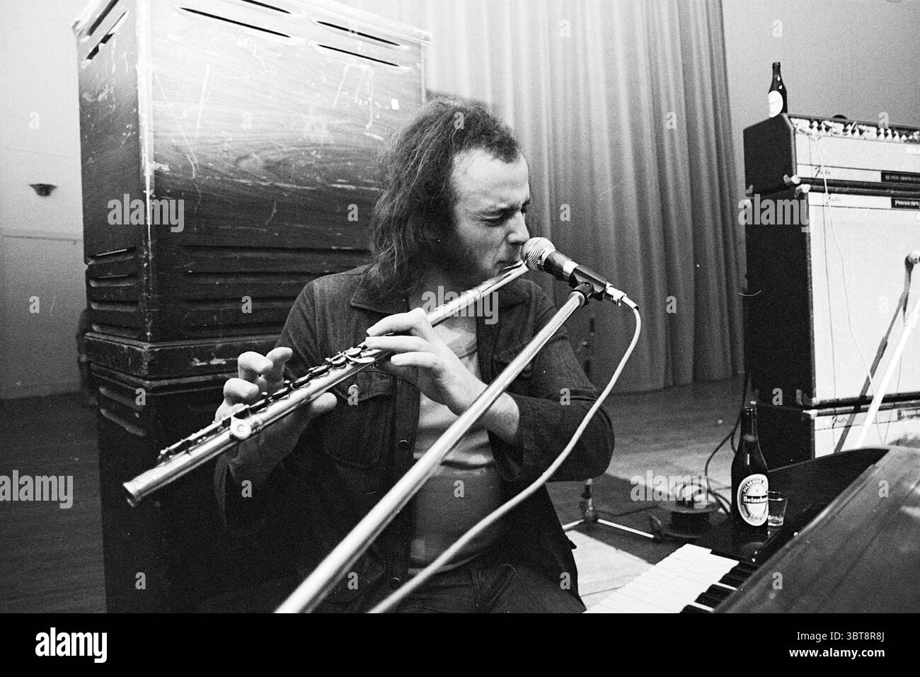 Cylindrical microphone stands hi-res stock photography and images - Alamy