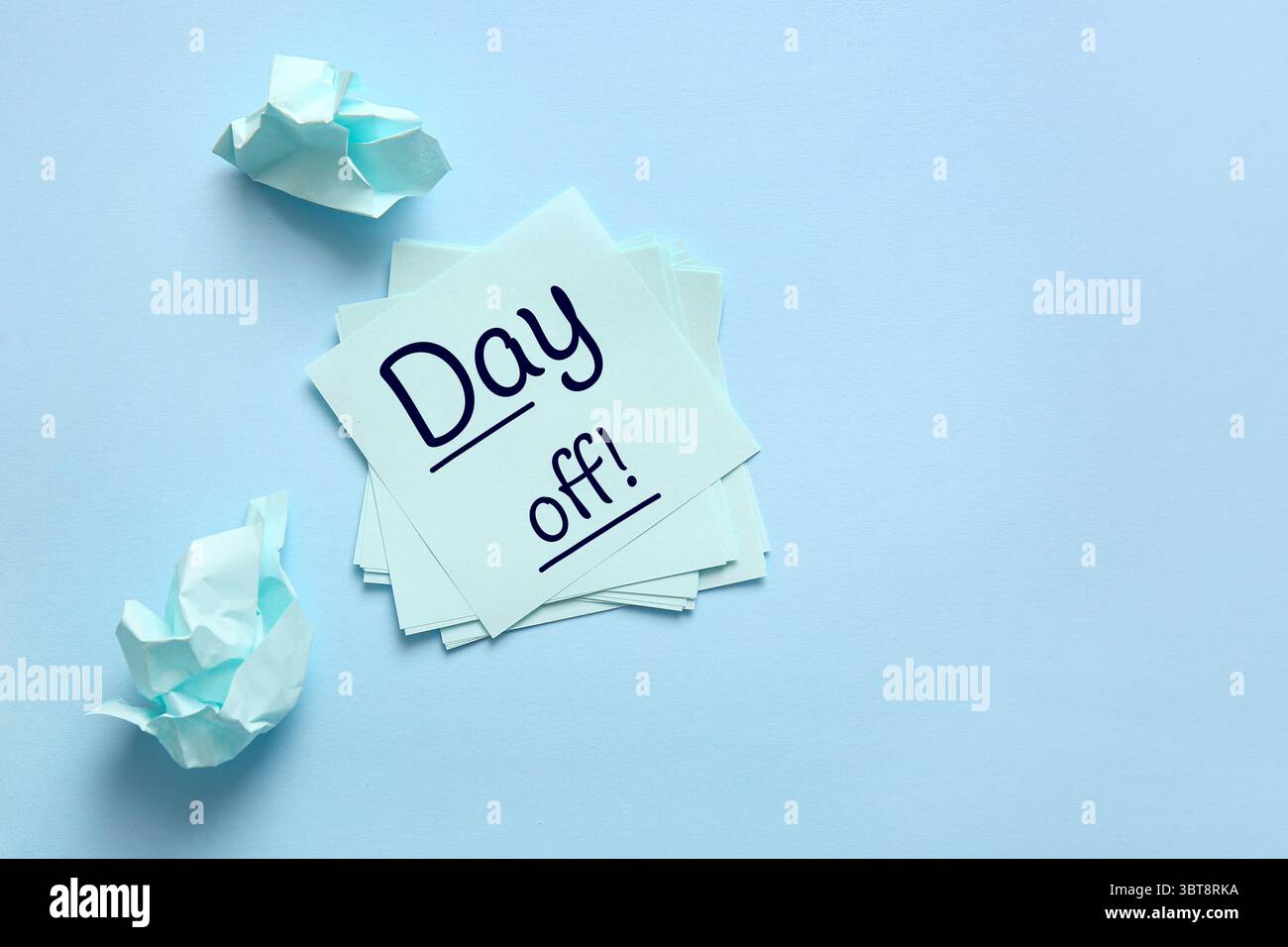 Paper notes with text DAY OFF on blue background Stock Photo - Alamy