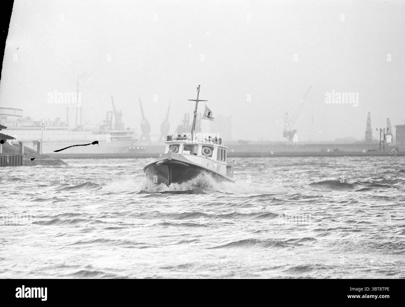 Bow of vessel Black and White Stock Photos & Images - Alamy