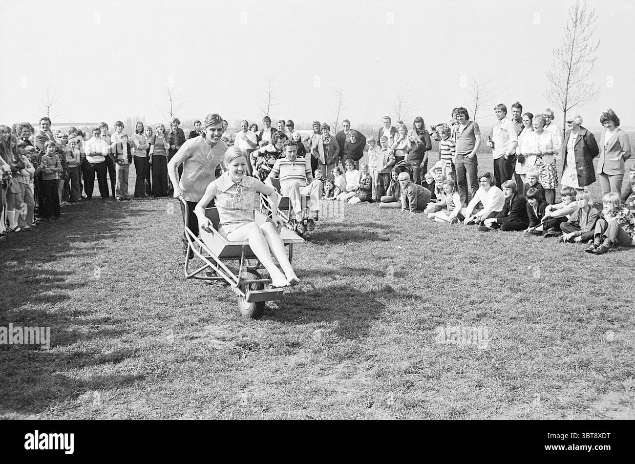 Wheelbarrow race Zwaanshoek Queen's Day, Whizgle News, Dutch Desk, The ...