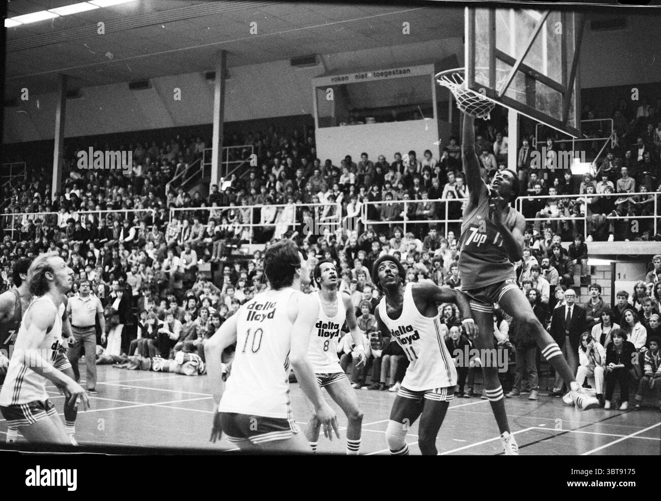 Men's basketball match with large crowd game situation, Whizgle News ...