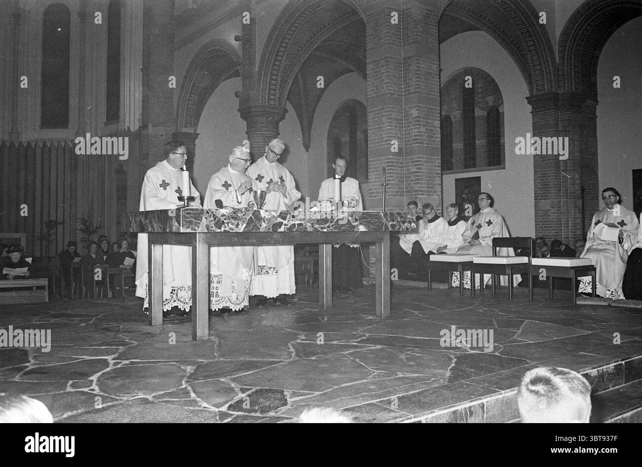 Clergy members dressed hi-res stock photography and images - Alamy
