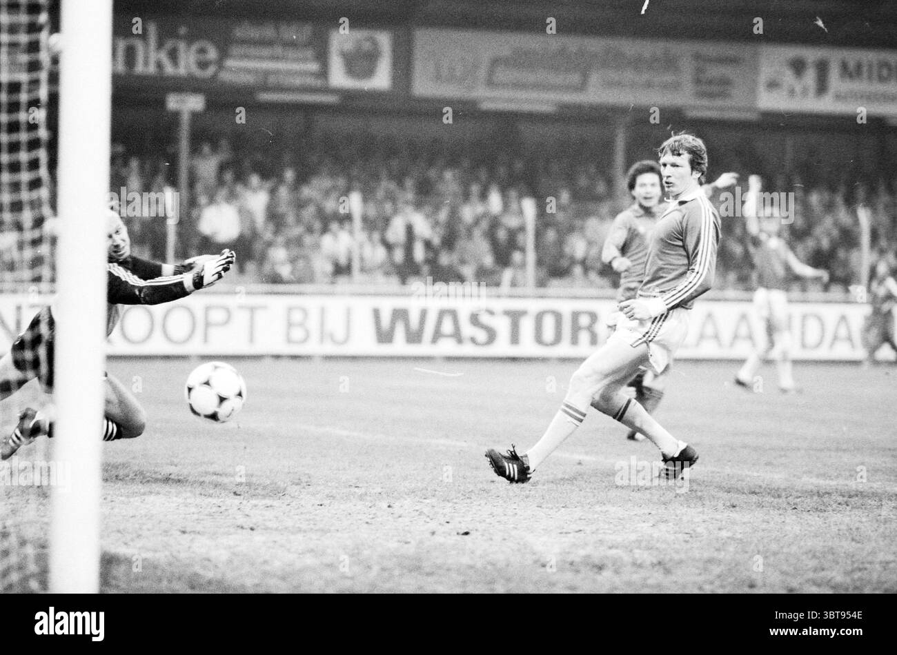 Goalkeeper lunges hi-res stock photography and images - Alamy