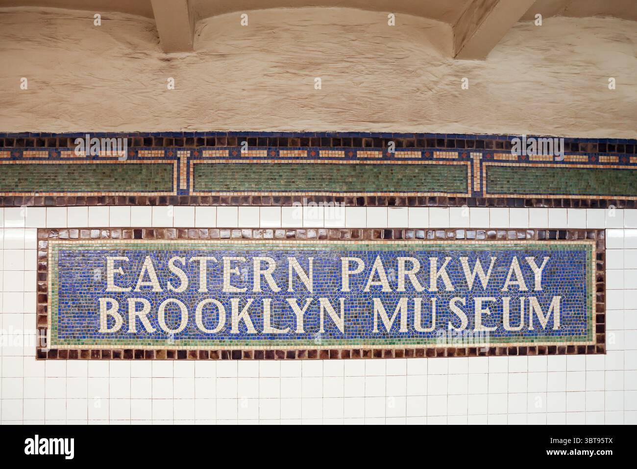 3 Train at Brooklyn Museum subway station in Brooklyn, NYC Stock Photo ...