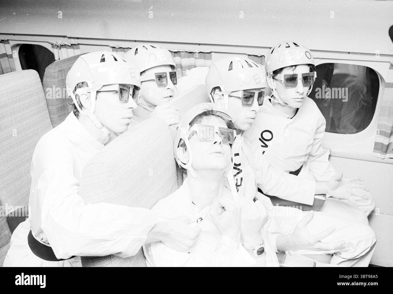 Dark sunglasses create hi-res stock photography and images - Alamy