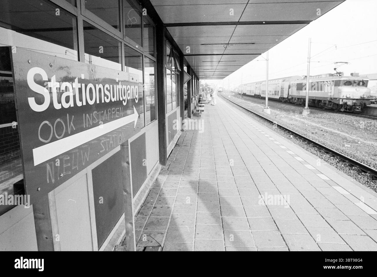 Stations roof overhang hi-res stock photography and images - Alamy