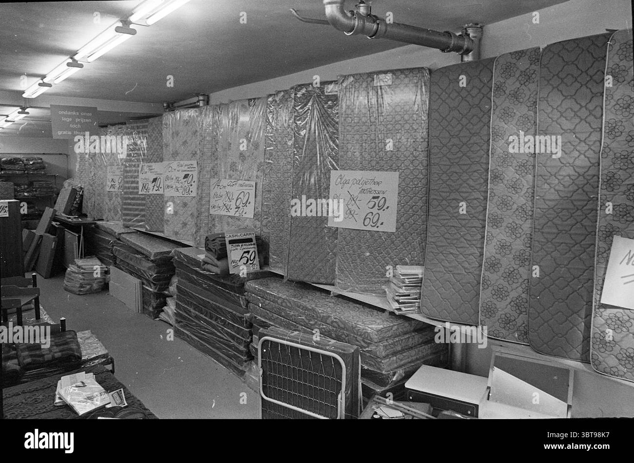 Store fluorescent lighting retail environment hi-res stock photography ...