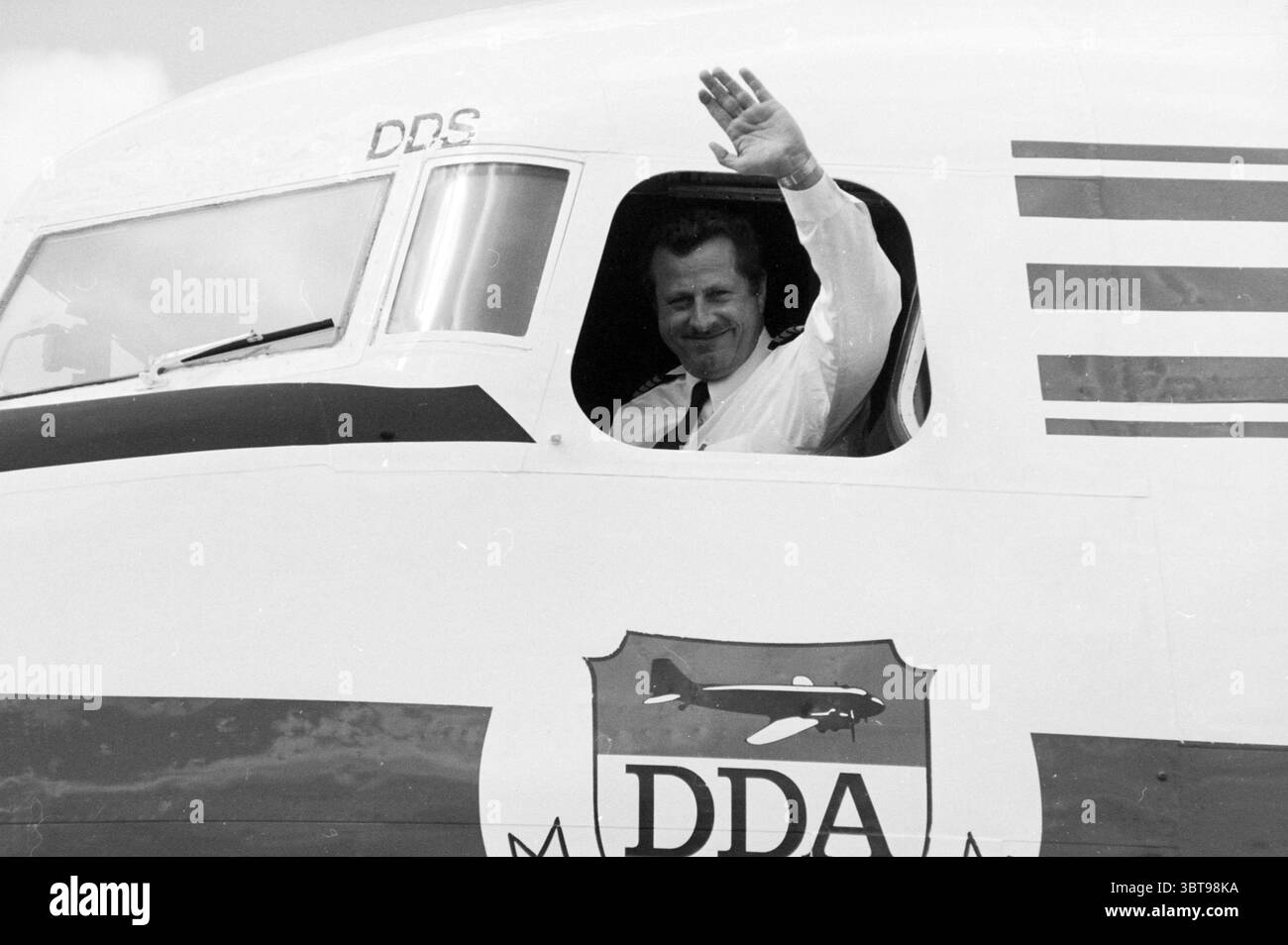 Cockpit window frames hi-res stock photography and images - Alamy