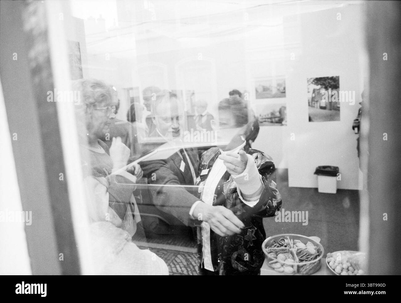 Hand gestures in art gallery hi-res stock photography and images - Alamy
