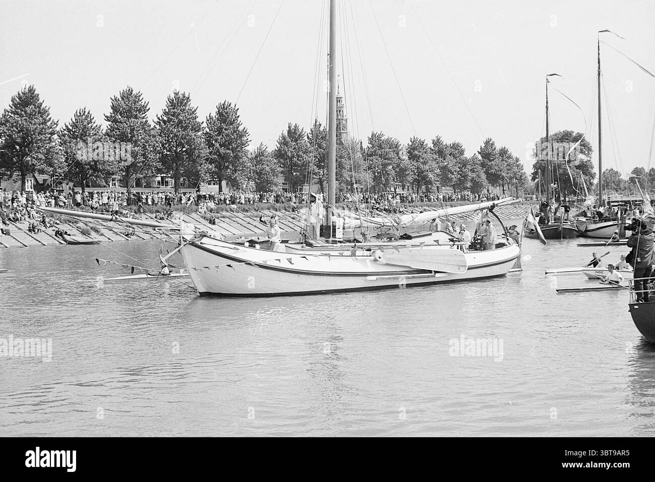 People in kayaks on Black and White Stock Photos & Images - Alamy