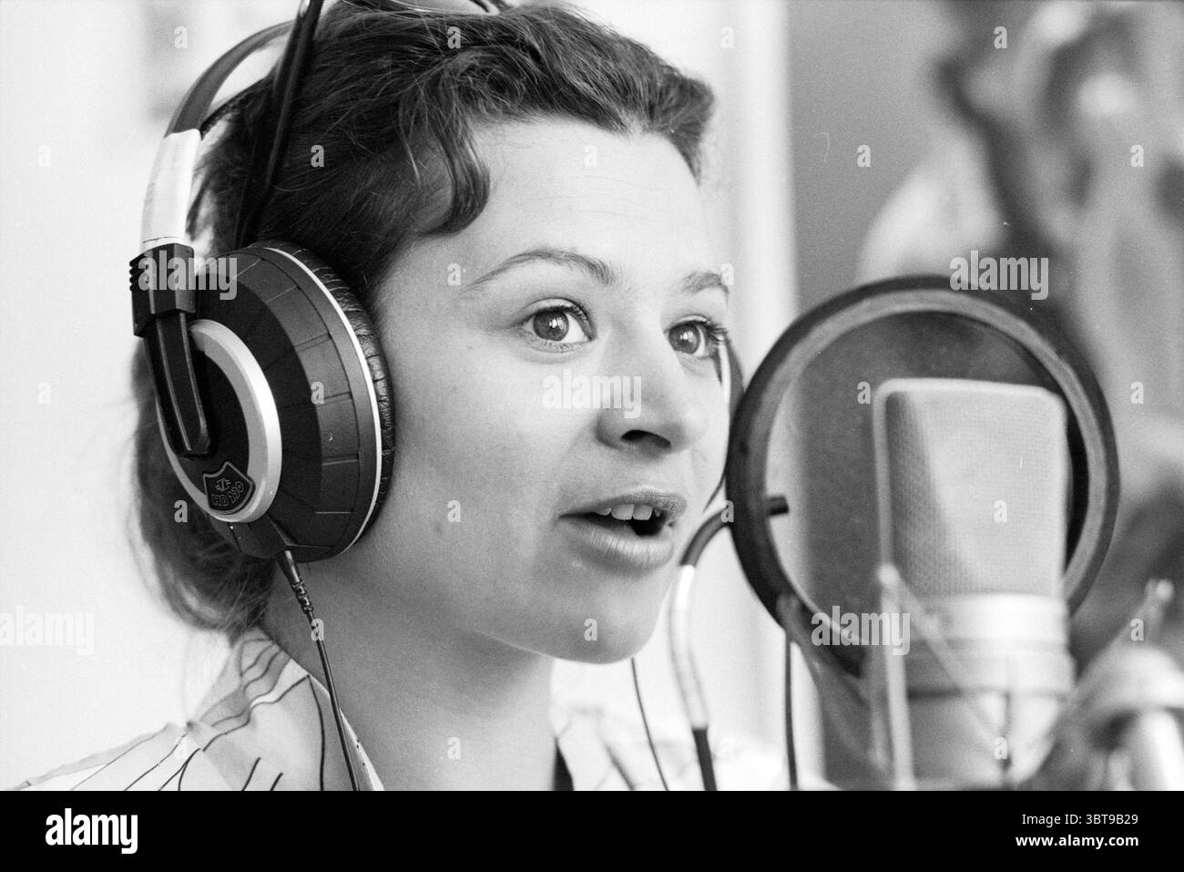 Romanian singer Haarlem The Netherlands, Whizgle News, Dutch Desk, The ...