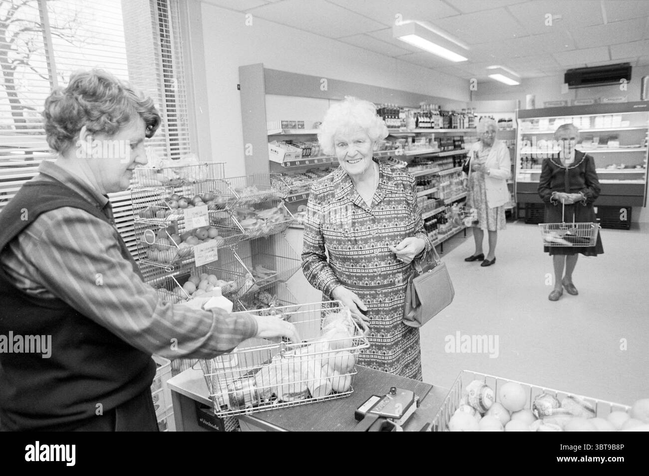Well lit grocery store hi-res stock photography and images - Alamy