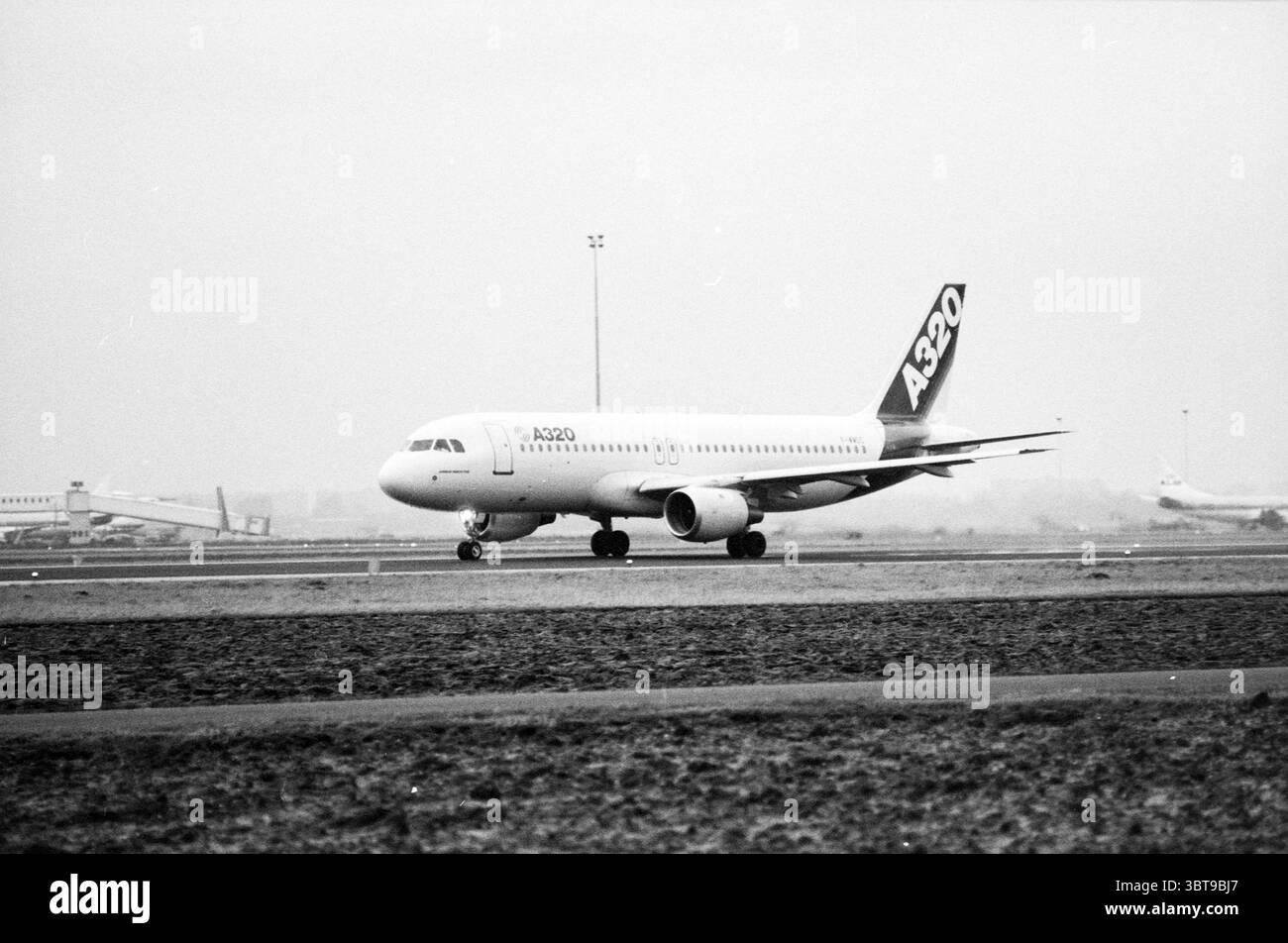 Distinct a320 markings hi-res stock photography and images - Alamy