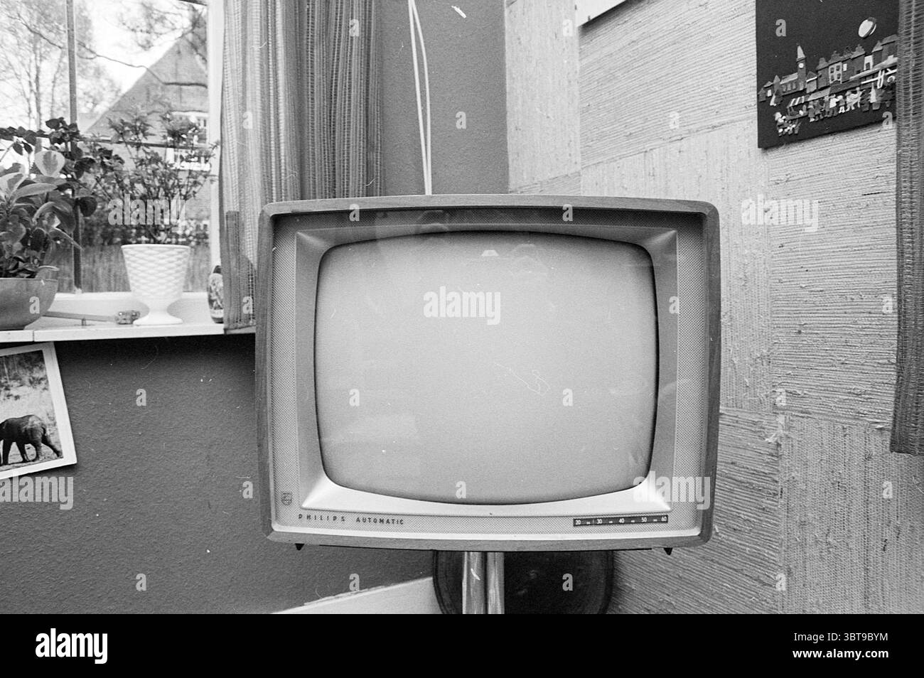 Retro television screen rounded edges hi-res stock photography and ...