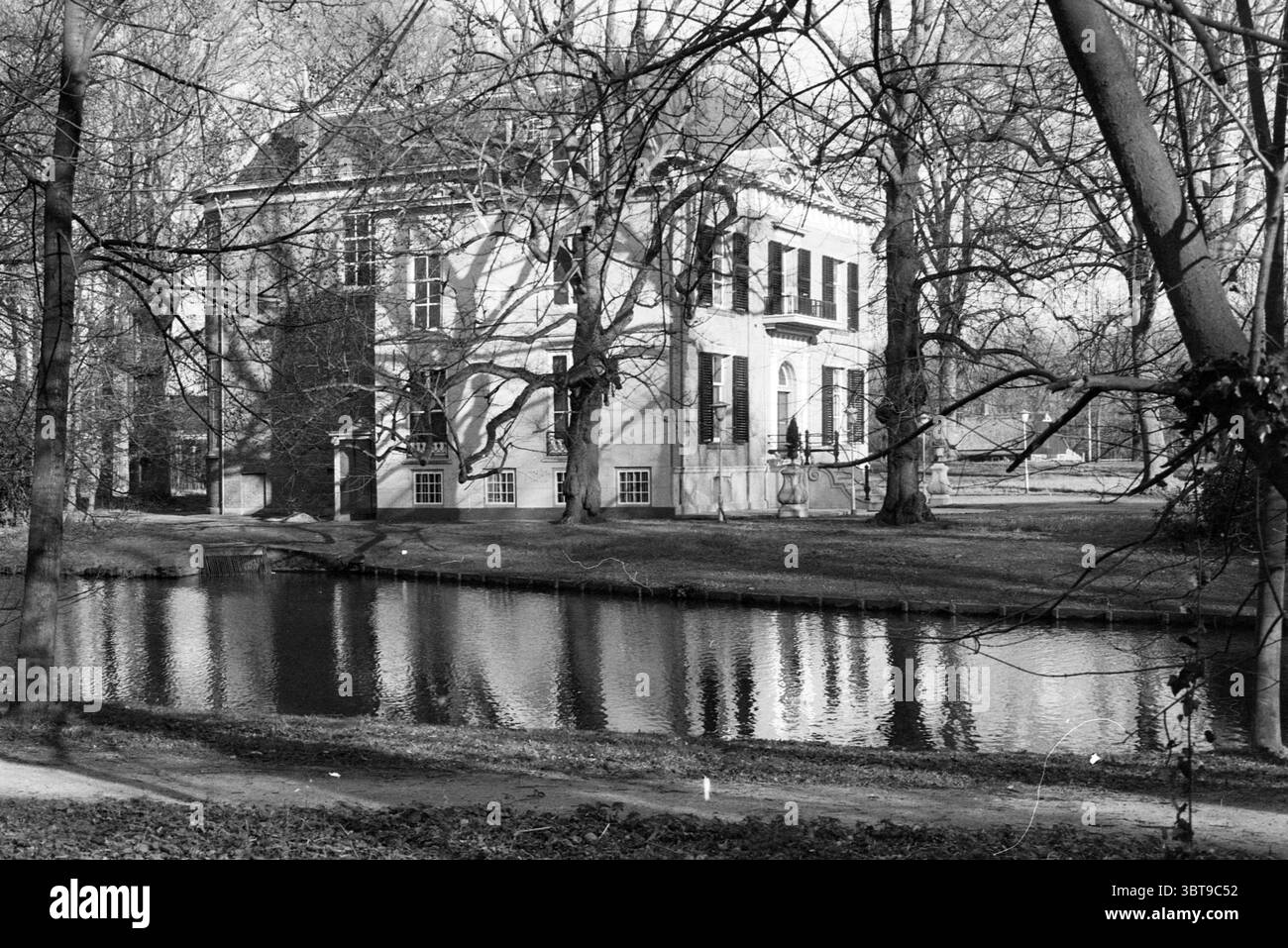 Stately facade Black and White Stock Photos & Images - Alamy