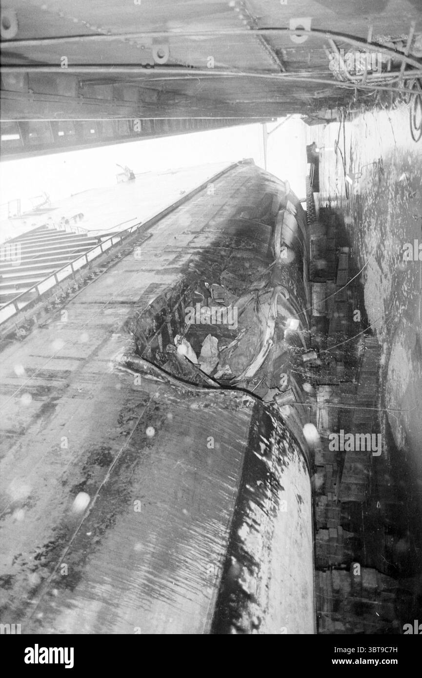 European Gateway in dock damage to wall Ships, Whizgle News, Dutch Desk ...