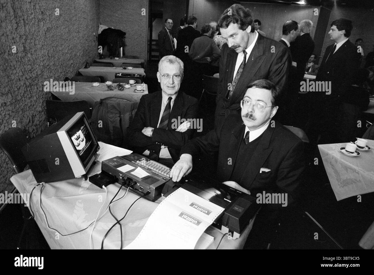 Vintage looking computer system hi-res stock photography and images - Alamy