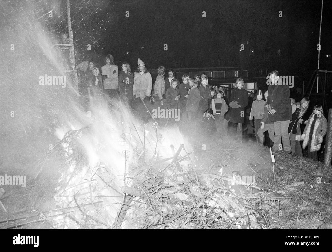 Flickering bonfire casting warm light hi-res stock photography and ...